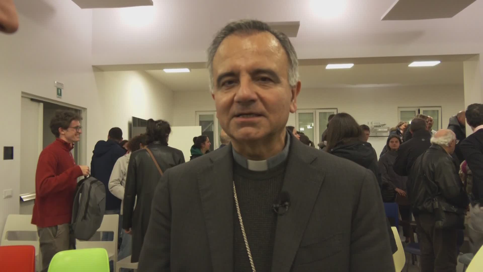 Mons. Erio Castellucci a Sestri L.: la Chiesa deve passare da clericale ...
