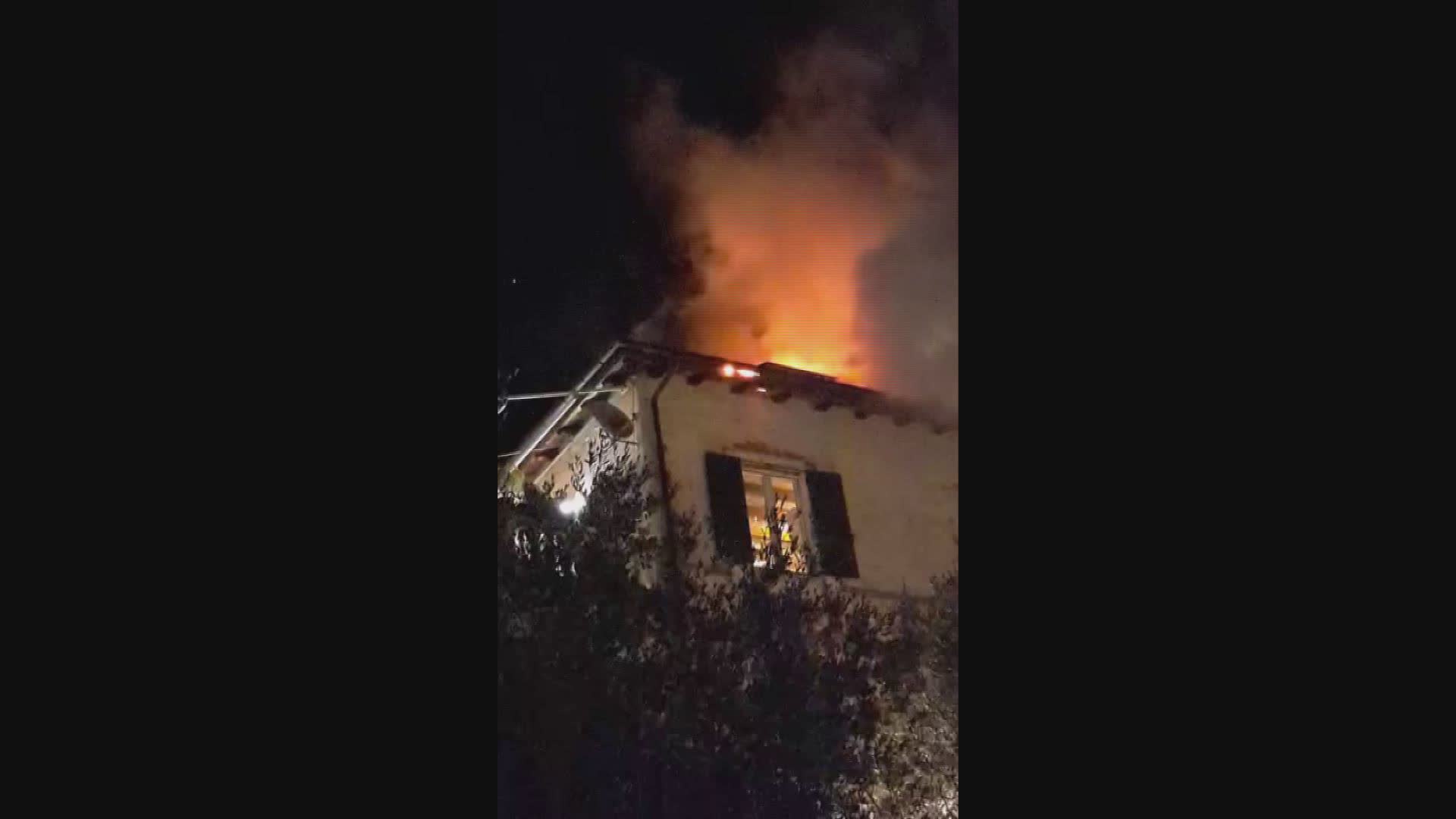 Maxena, incendio di tetto. Evacuata palazzina di due piani. Due feriti ...